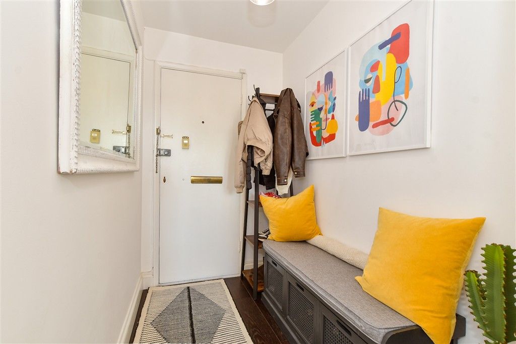 Broadmead Road, Woodford Green IG8, 2 bed flat for sale, £425,000 ...