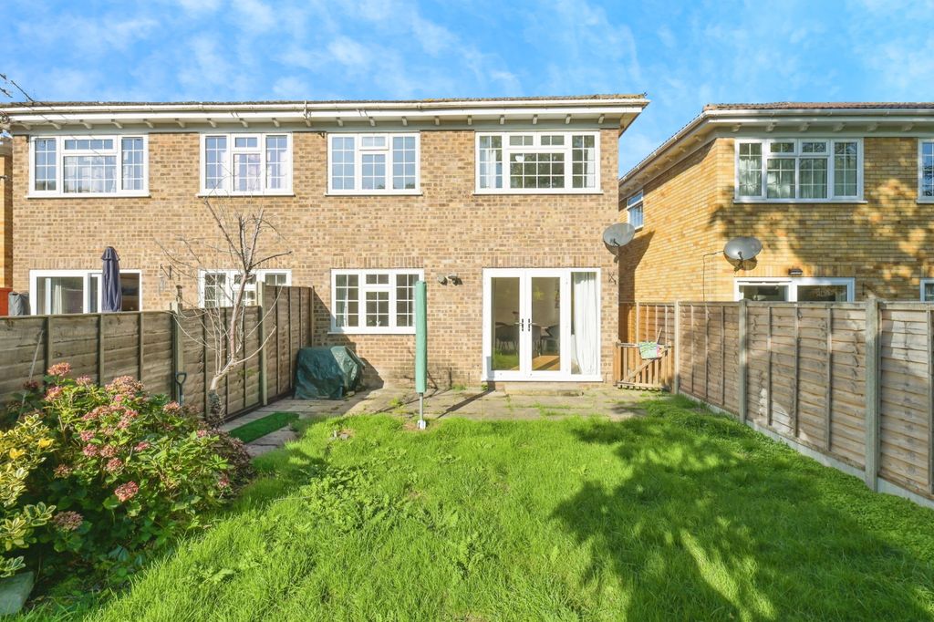 Bates Walk, Addlestone KT15, 3 bed semi-detached house for sale, £ ...
