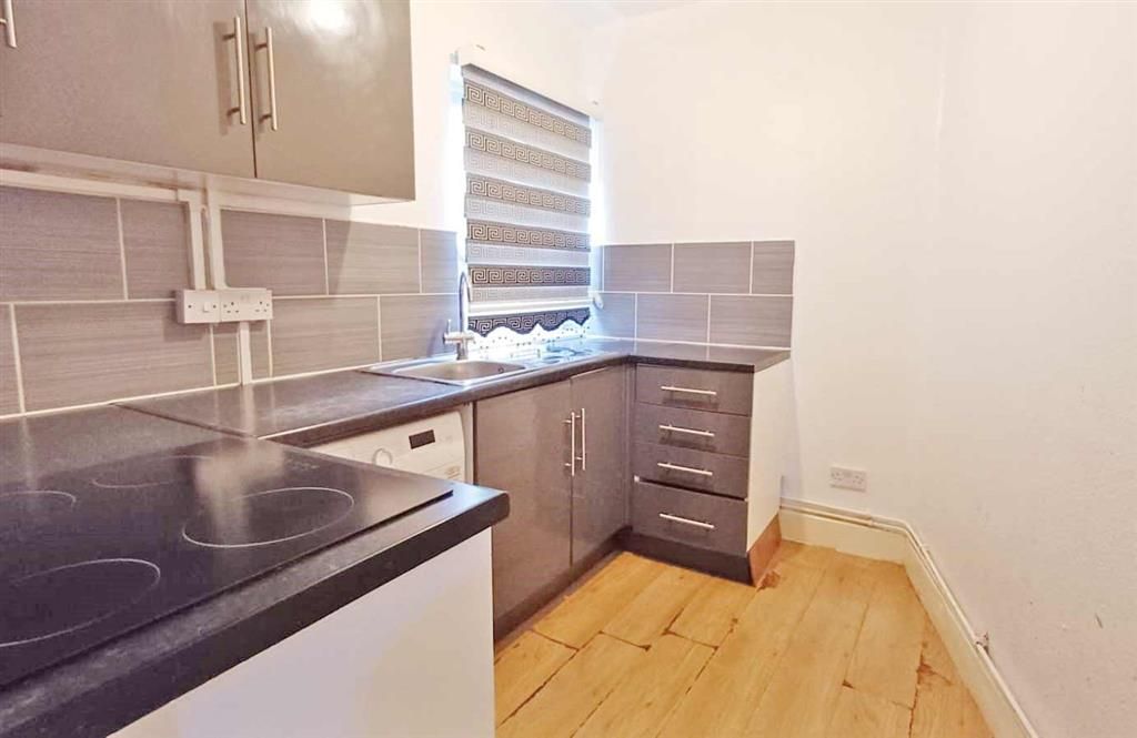 Connaught Road, Ilford IG1, 3 bed flat for sale, £150,000 | PrimeLocation