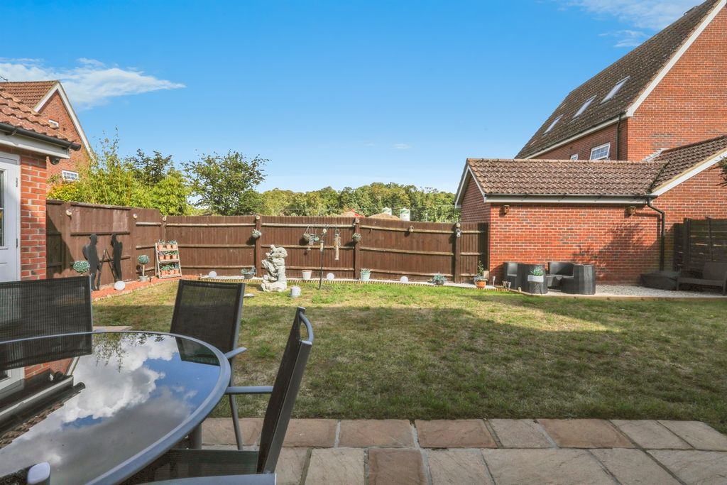 Bilberry Close, Red Lodge, Bury St. Edmunds IP28, 5 bed detached house ...