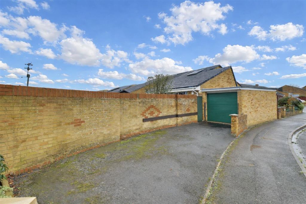 Poplar Drive, Fareham, Hampshire PO14, 3 bed semi-detached bungalow for ...