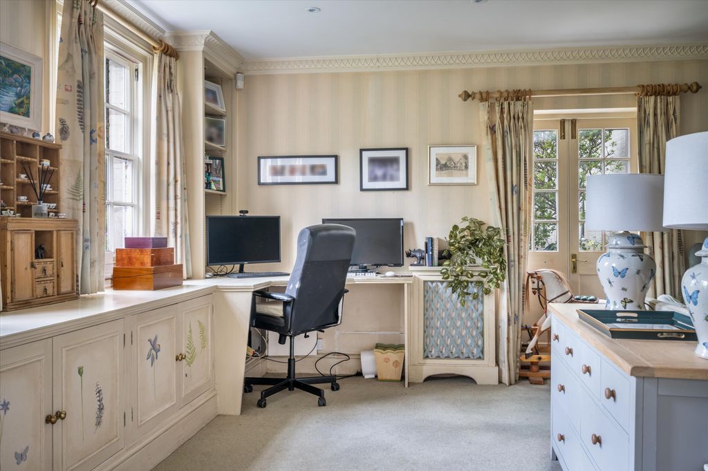 Brown Candover, Alresford, Hampshire SO24, 8 bed detached house for ...