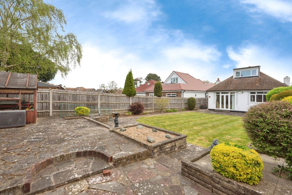 The Warren, Worcester Park, Surrey KT4, 2 bed bungalow for sale, £650,000 | PrimeLocation