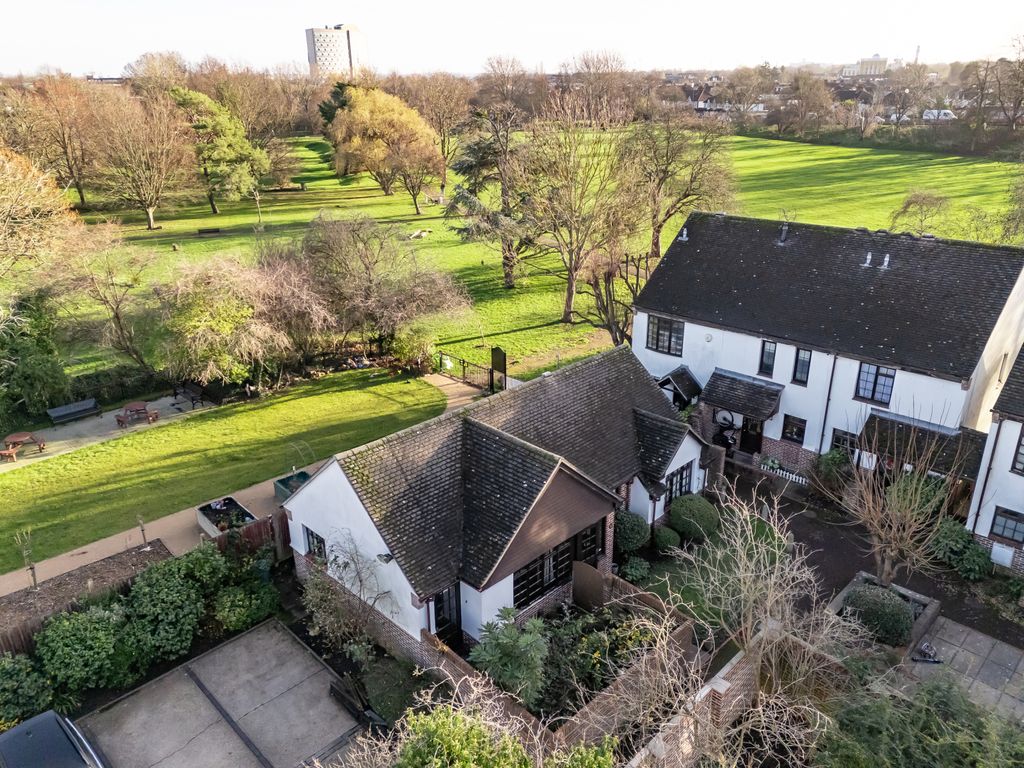 George Square, Merton Park, London SW19, 2 bed bungalow for sale, £ ...