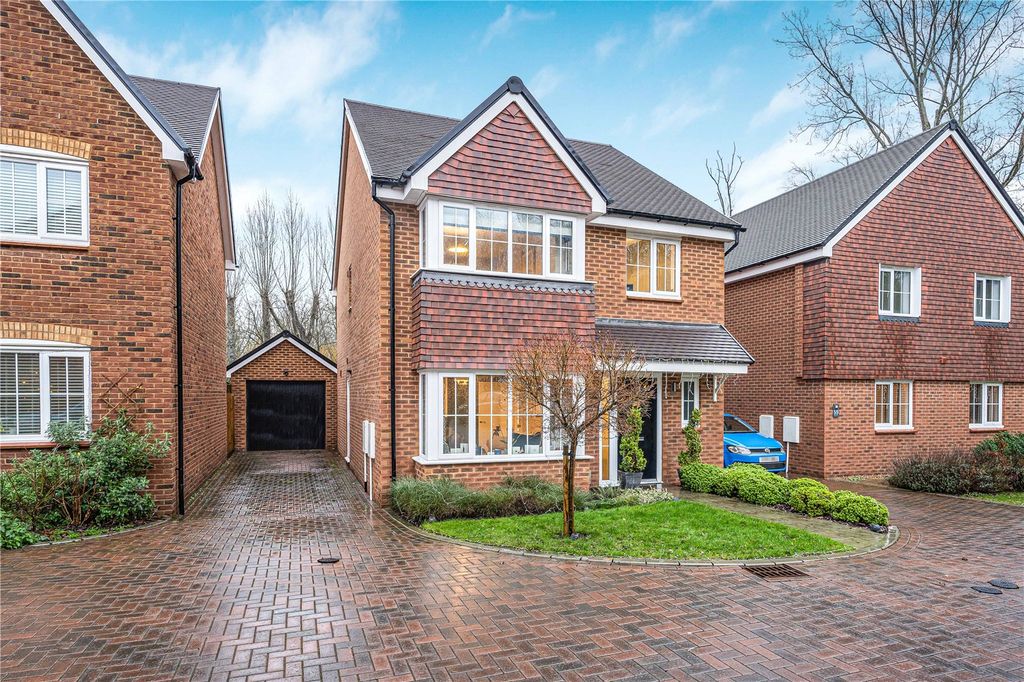 Compass Rose Road, Ash Green, Surrey GU12, 4 bed detached house for ...
