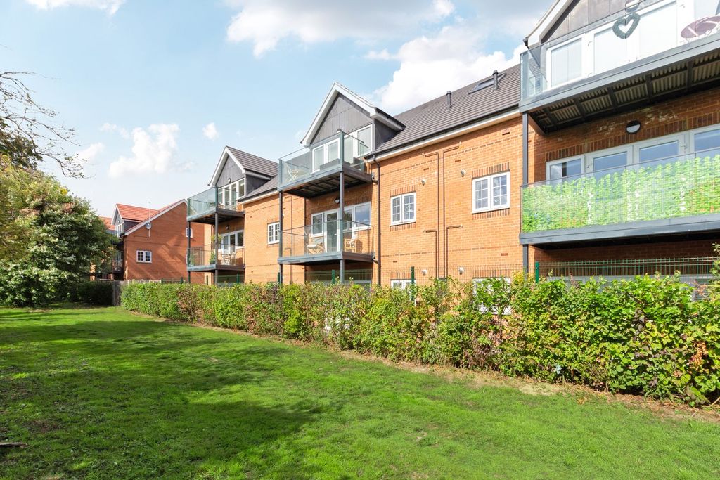 Old Farm Place, Sidcup DA15, 2 bed flat for sale, £123,000 | PrimeLocation