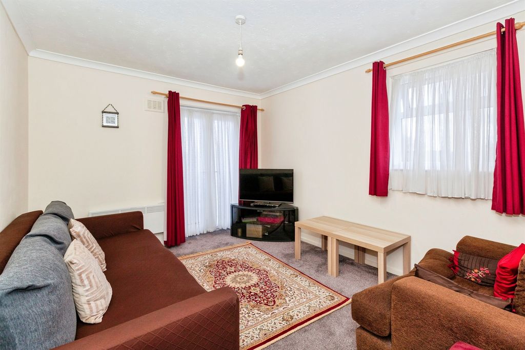 Adelaide Close, Slough SL1, 1 bed flat for sale, £195,000 | PrimeLocation