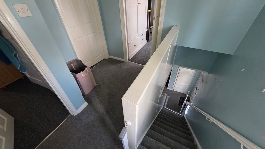 High Wood Close, Luton LU1, 3 bed semi-detached house to rent, £1,600 ...