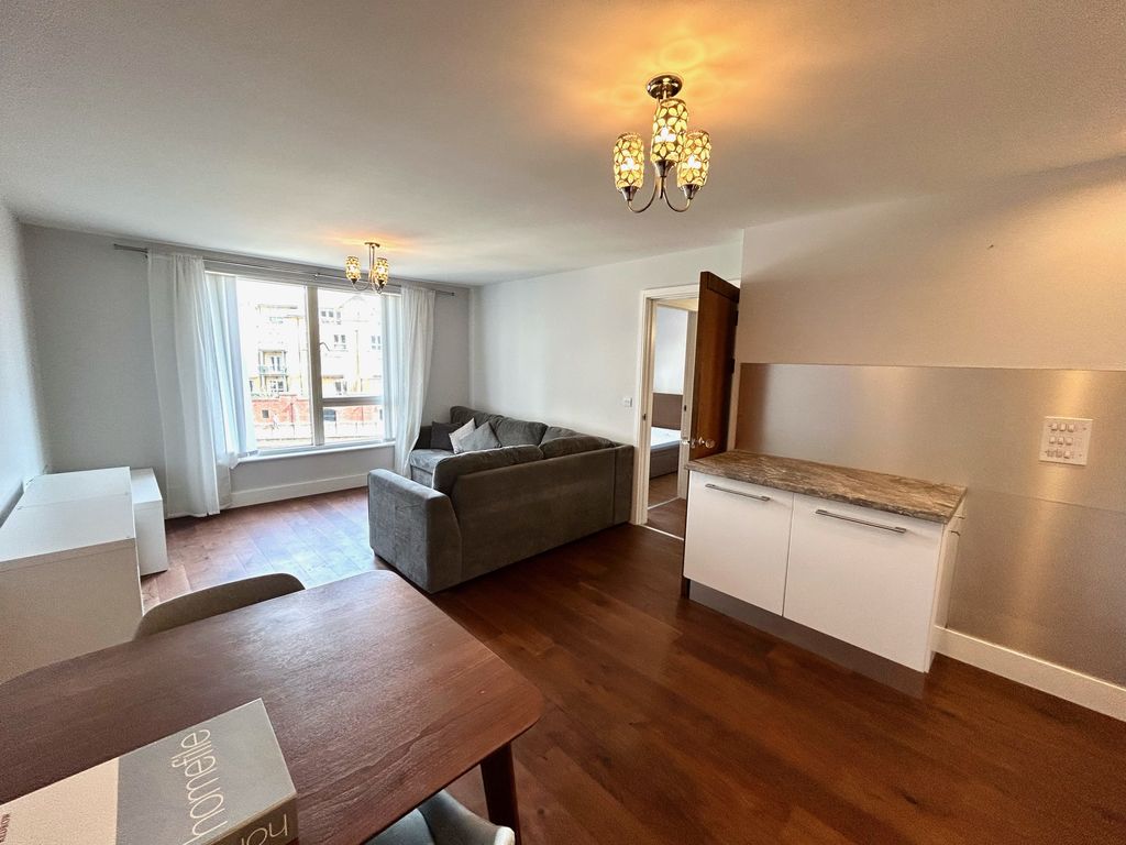 Falcon Drive, Caerdydd CF10, 2 bed property to rent, £1,250 pcm ...
