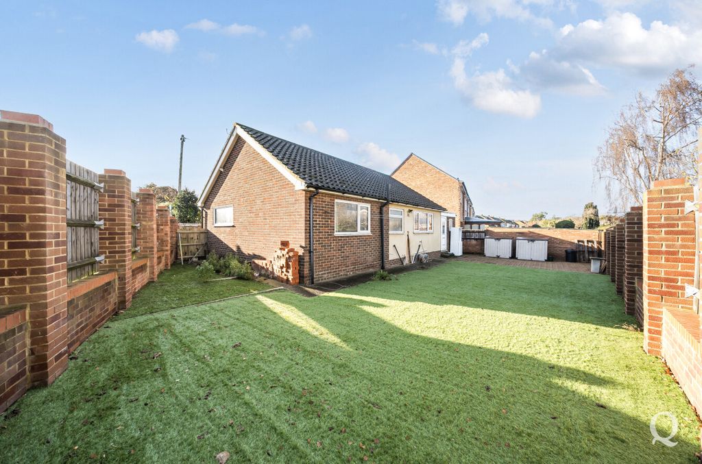 Cherryfields, Sittingbourne, Kent ME10, 2 bed bungalow for sale, £ ...