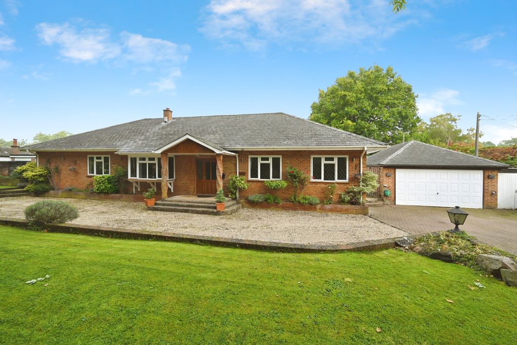 Barkham Road, Wokingham RG41, 5 bed bungalow for sale, £1,250,000 ...