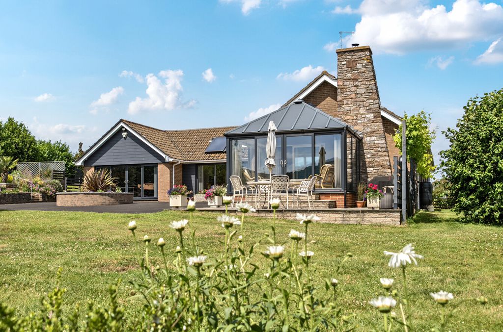 Kennford, Exeter, Devon EX6, 4 bed bungalow for sale, £1,100,000 ...