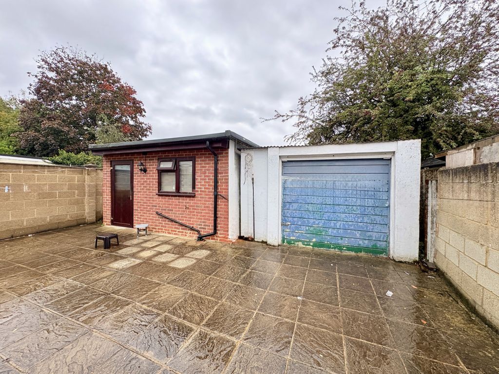 Hunters Grove, Hayes, Greater London UB3, 4 bed semi-detached house for ...