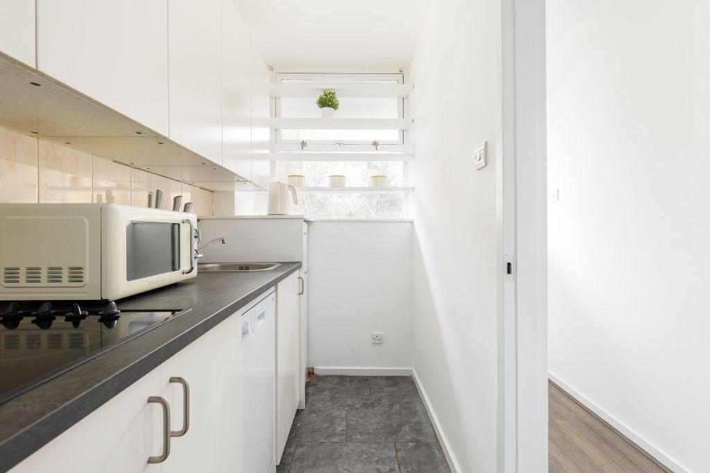 Churchill Gardens, London SW1V, Studio to rent, £1,950 pcm | PrimeLocation