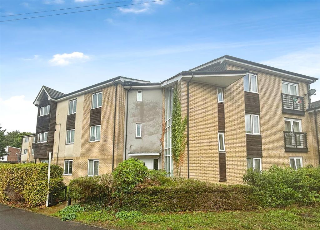 Harkness Road, Hemel Hempstead HP2, 2 bed flat for sale, £270,000 ...