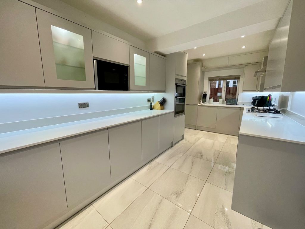 The Cottages, Great Bramingham Lane, Luton LU3, 4 bed end terrace house ...