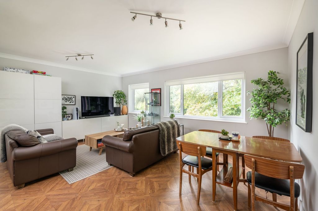 Wray Common Road, Reigate RH2, 2 bed flat for sale, £350,000 ...