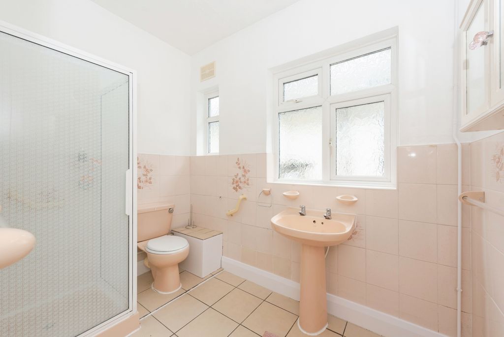 The Warren, Worcester Park, Surrey KT4, 2 bed bungalow for sale, £ ...