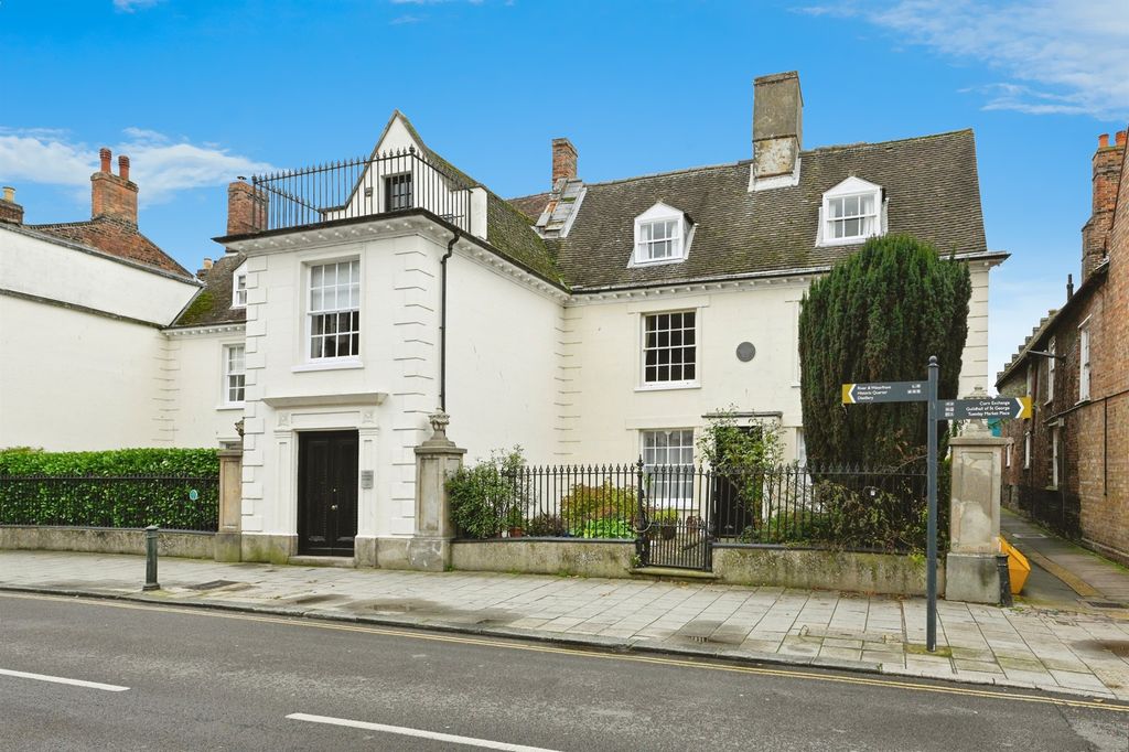 Old School Court, King's Lynn PE30, 2 bed flat for sale, £175,000 ...