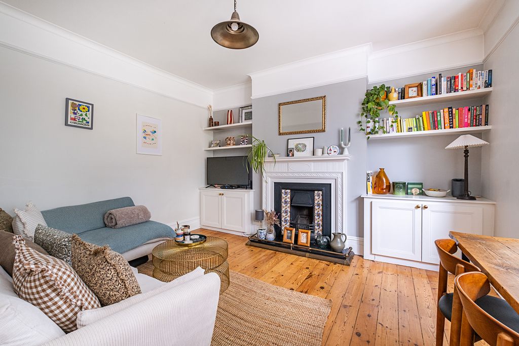Trinity Road, London SW18, 1 bed flat for sale, £450,000 | PrimeLocation