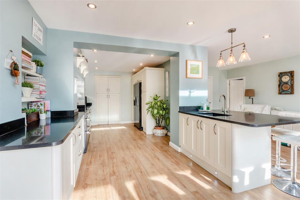 Chatsworth Close, Mansfield NG18, 4 bed detached house for sale, £ ...