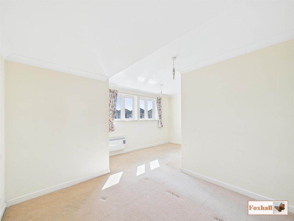Cliff Lane, Ipswich IP3, 2 bed flat for sale, £160,000 | PrimeLocation