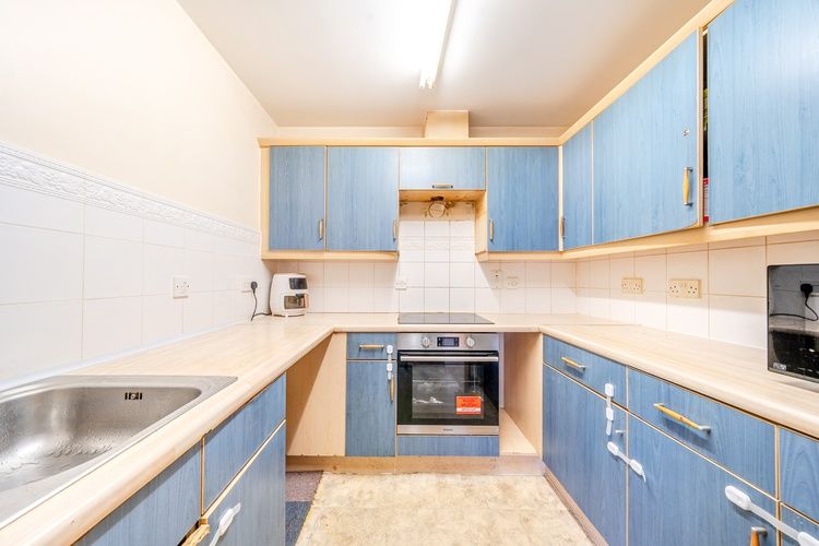 Oak House, Woking, Surrey GU22, 2 bed flat for sale, £275,000 ...