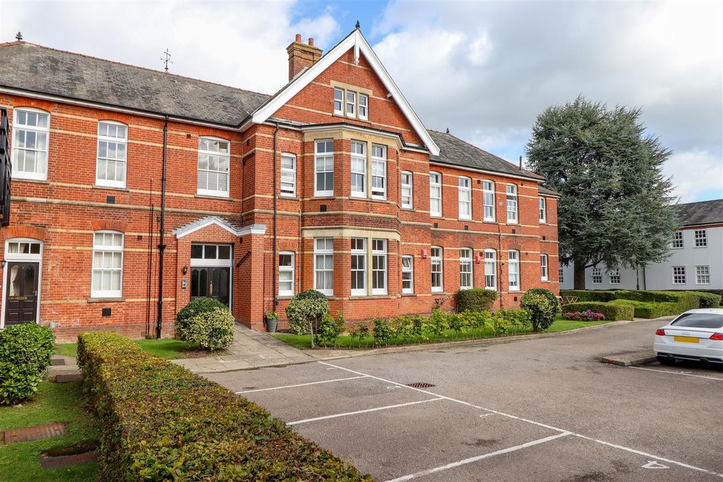 St Leonards, Oak Tree Way, Horsham RH13, 2 bed flat for sale, £275,000 ...