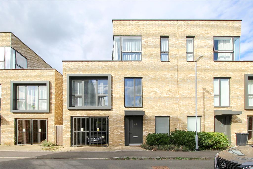 Windmill Drive, Trumpington, Cambridge CB2, 4 bed semi-detached house ...