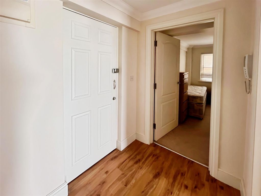 Central Parade, Herne Bay CT6, 2 bed flat to rent, £1,250 pcm | PrimeLocation