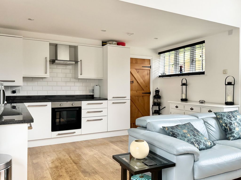 The Courtyard, Liscombe Park, Soulbury LU7, 2 bed barn conversion for ...