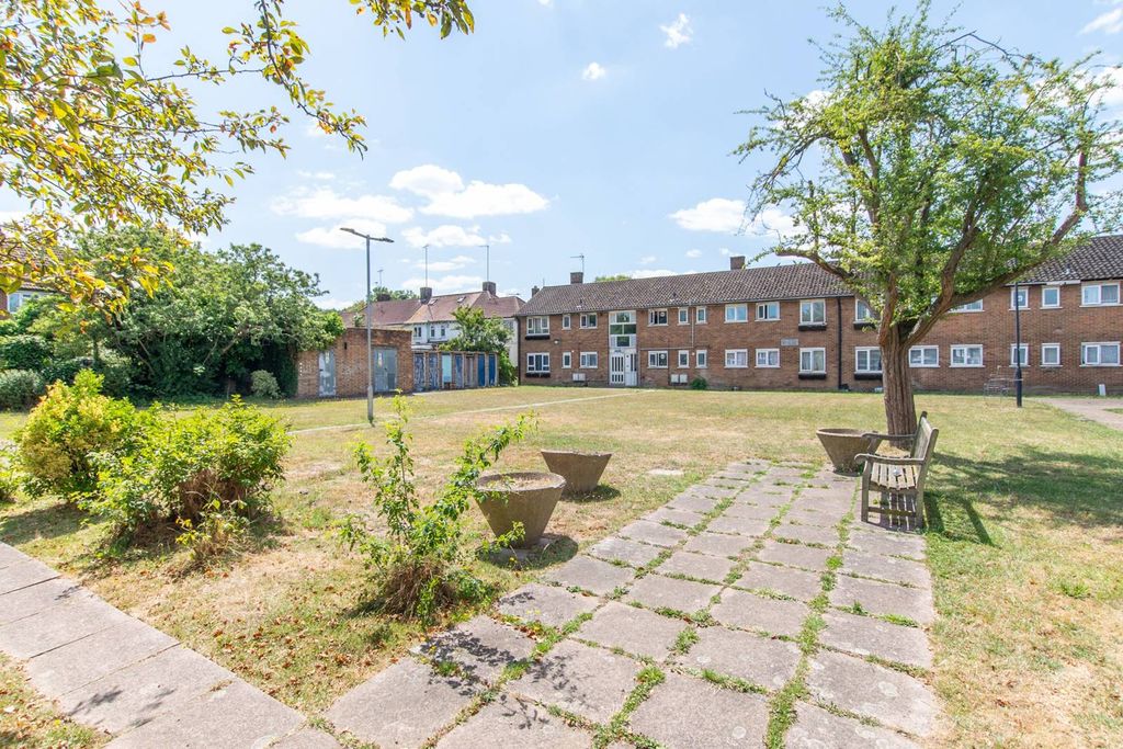 Press Road, Neasden, London NW10, 3 bed flat to rent, £3,922 pcm ...