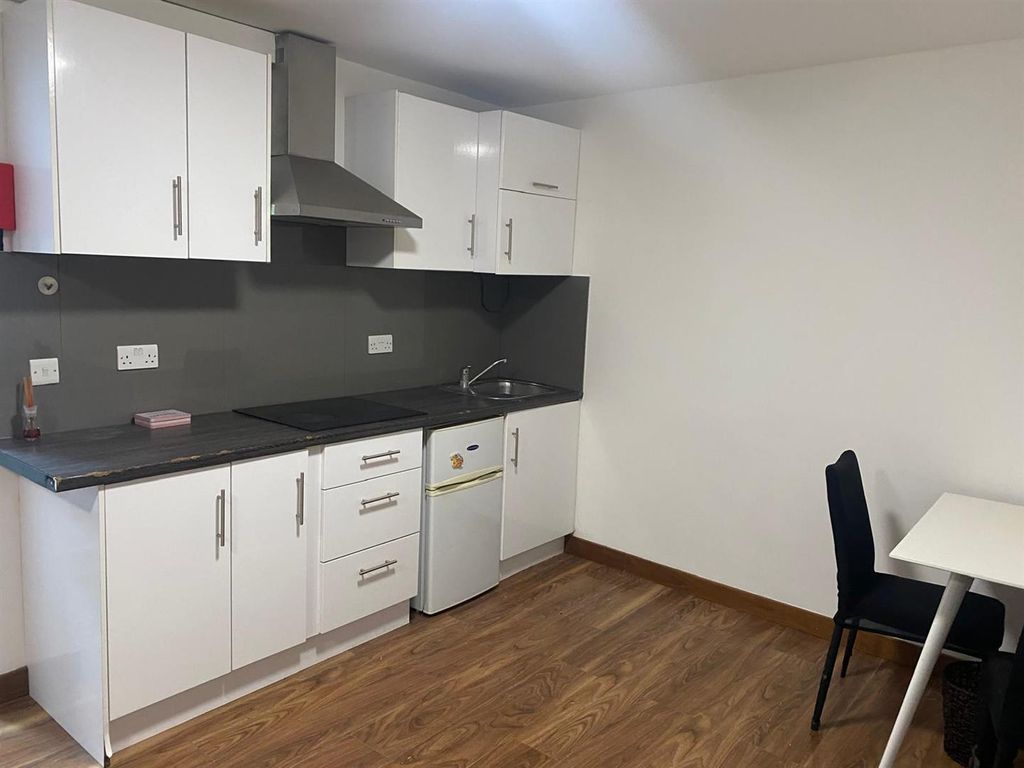 4 High Street, Slough SL1, Studio to rent, £1,000 pcm | PrimeLocation