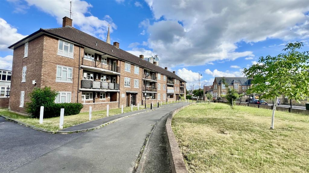 The Mall, Boston Manor Road, Brentford TW8, 4 bed flat to rent, £2,400 ...