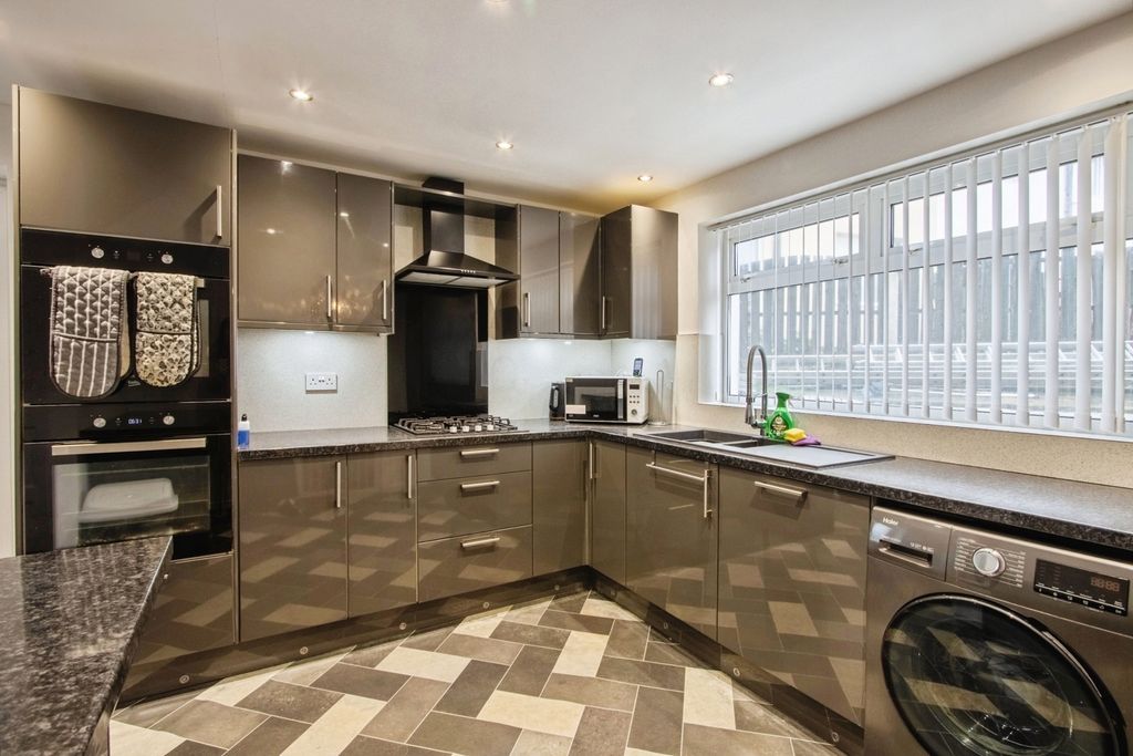 Regina Crescent, Wakefield, West Yorkshire WF4, 3 bed semi-detached ...