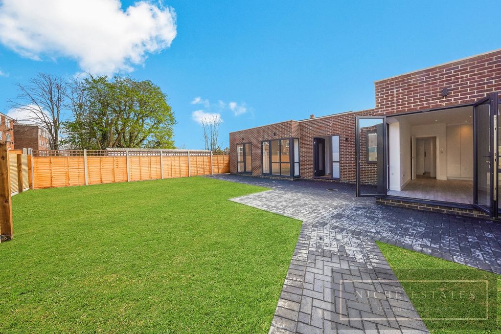 Torrington Park, London N12, 4 bed detached bungalow to rent, £2,900 ...