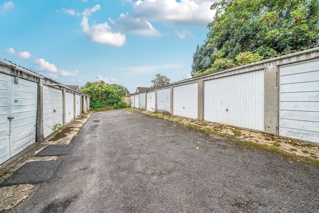Wootton Way, Maidenhead SL6, 2 bed maisonette to rent, £1,550 pcm ...