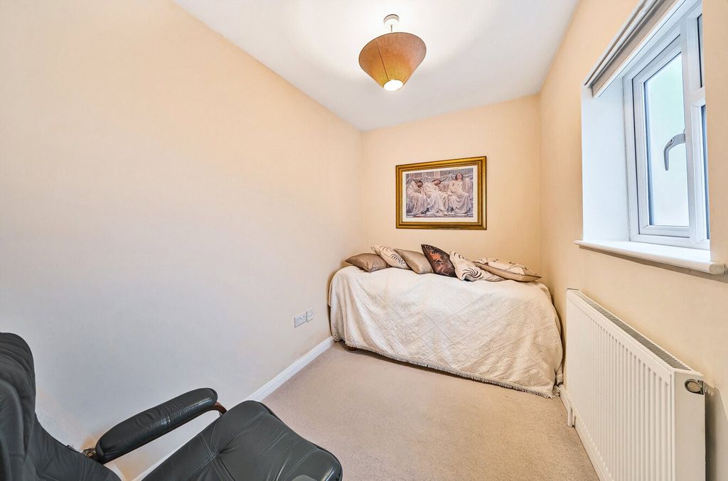 Hazel Road, Ash Green, Surrey GU12, 5 bed detached house for sale, £ ...