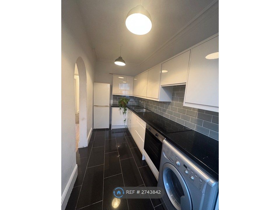 Hampton Road, Hampton Hill, Hampton TW12, 2 bed flat to rent, £1,900 ...