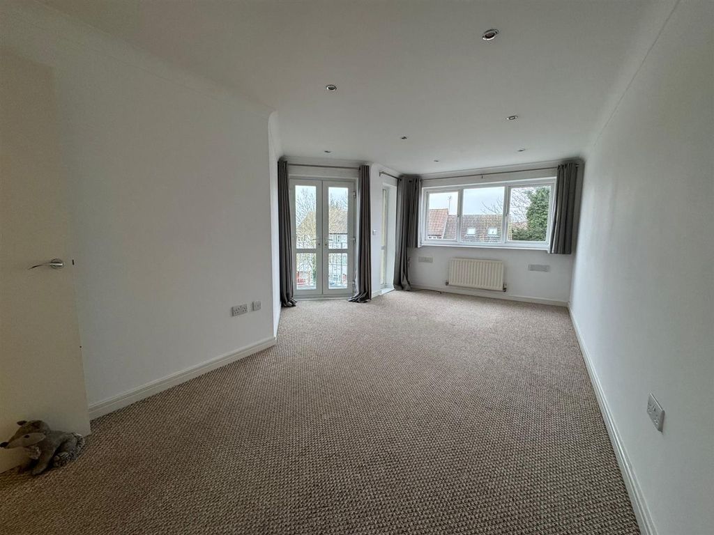 Wolf Lane, Windsor SL4, 2 bed flat for sale, £290,000 | PrimeLocation
