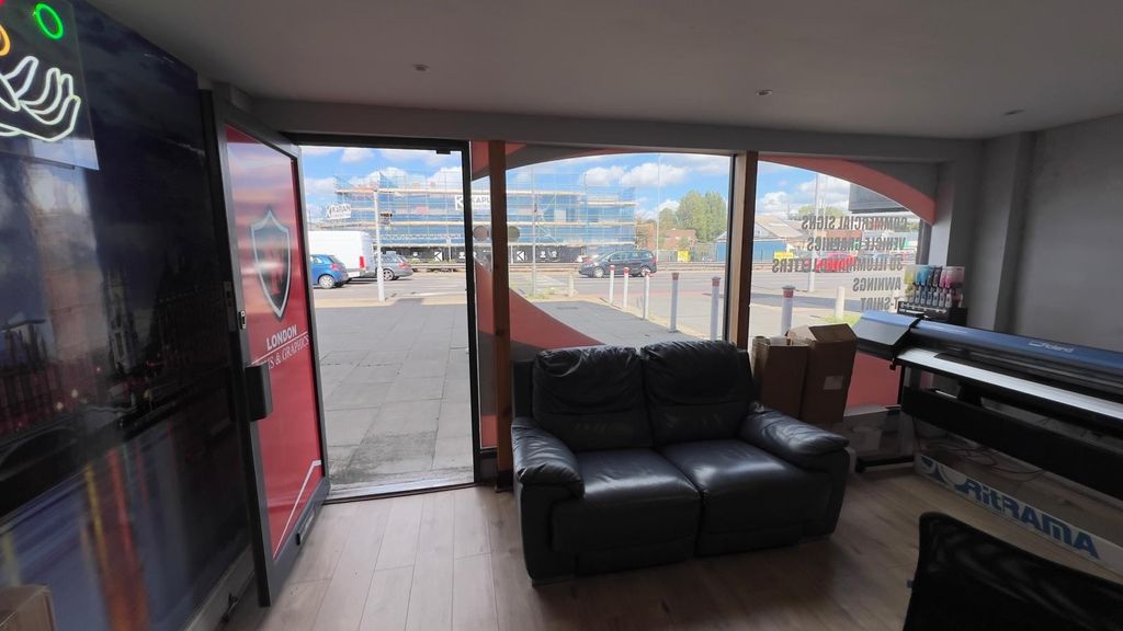 Palmers Green N13, Retail premises to let, £23,000 pa | PrimeLocation