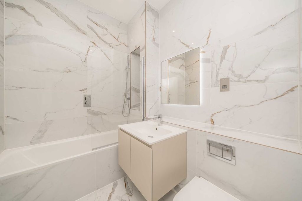 Oak Hill Road, Surbiton KT6, 2 bed flat for sale, £650,000 | PrimeLocation