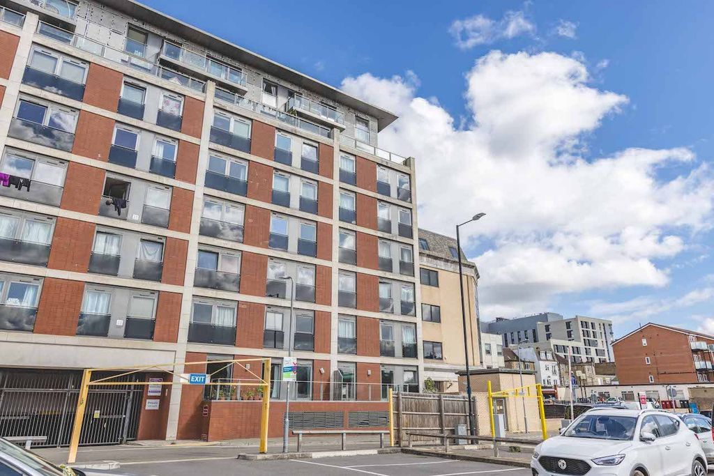High Street, Slough SL1, 2 bed flat for sale, £250,000 | PrimeLocation