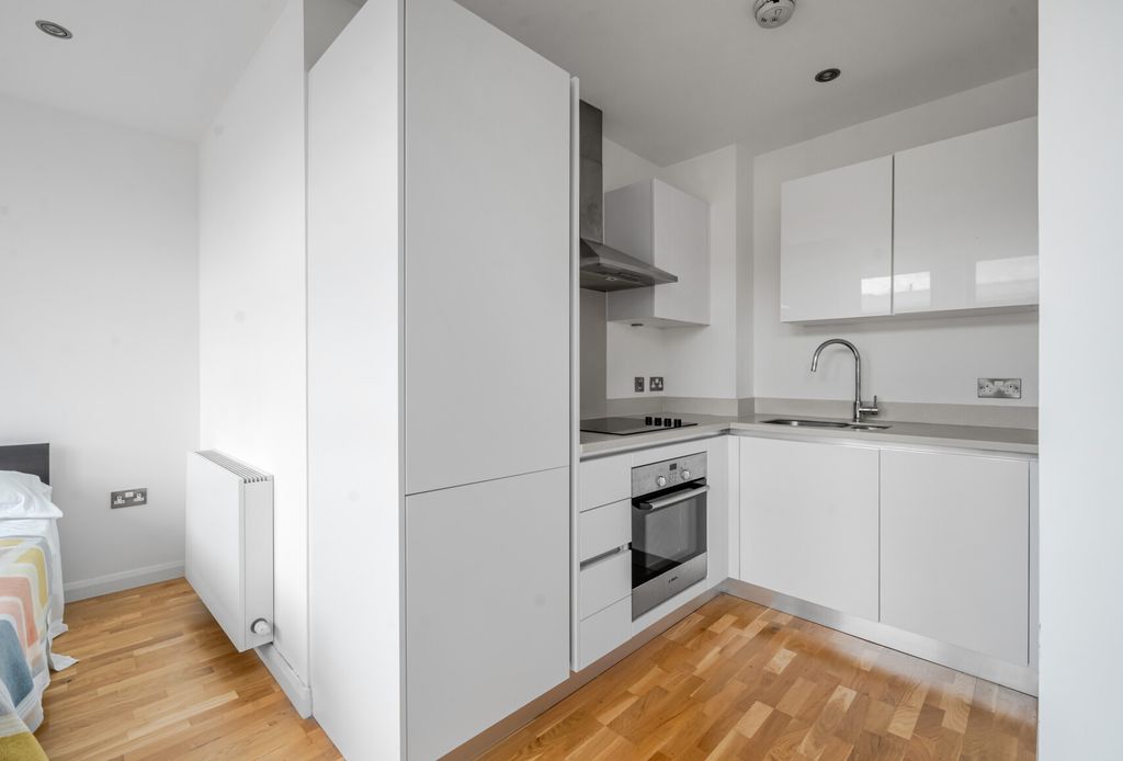 Streatham High Road, London SW16, 1 bed flat for sale, £200,000 ...