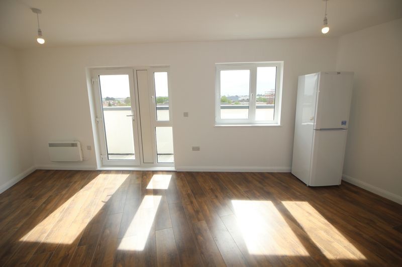 4 Lyons Way, Slough, Berkshire SL2, 1 bed flat to rent, £1,150 pcm ...