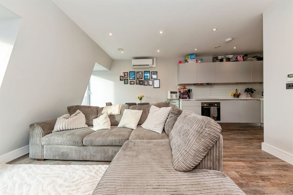 Parkway, Welwyn Garden City AL8, 1 bed flat for sale, £250,000 ...