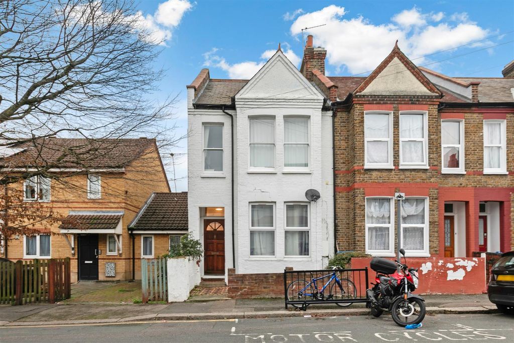 Boundary Road, Colliers Wood SW19, 1 bed flat to rent, £1,800 pcm ...