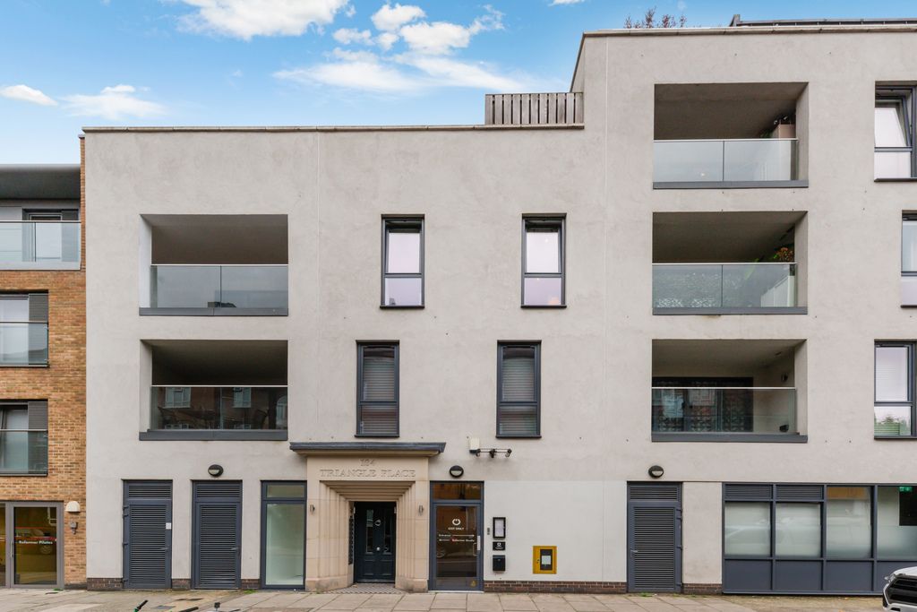 Triangle Place SW4, 2 bed flat to rent, £3,000 pcm | PrimeLocation