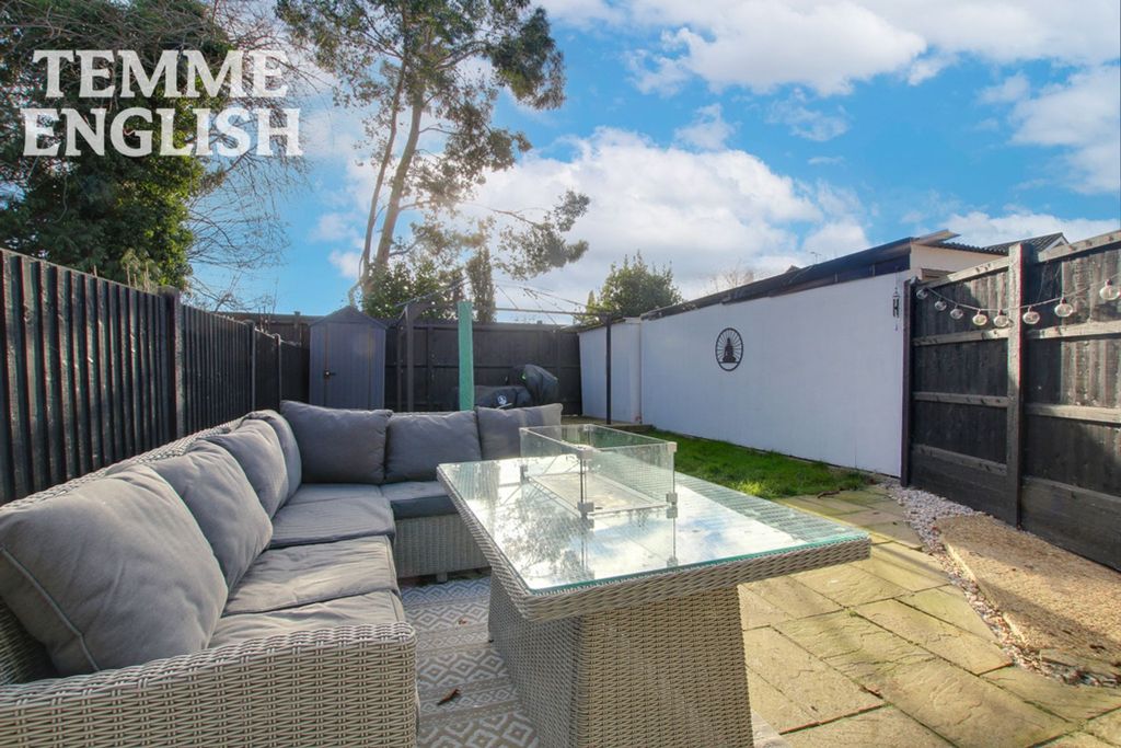 Edward Gardens, Wickford SS11, 2 bed semi-detached house for sale, £ ...
