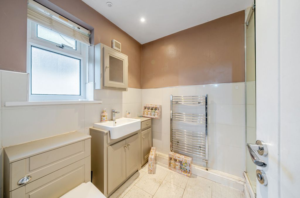 Raynel Drive, Ireland Wood, Leeds LS16, 2 bed flat for sale, £100,000 ...